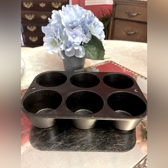 Lodge Cast Iron | Kitchen | Vintage Lodge 5p2 Muffin Pan Seasoned Cast ...